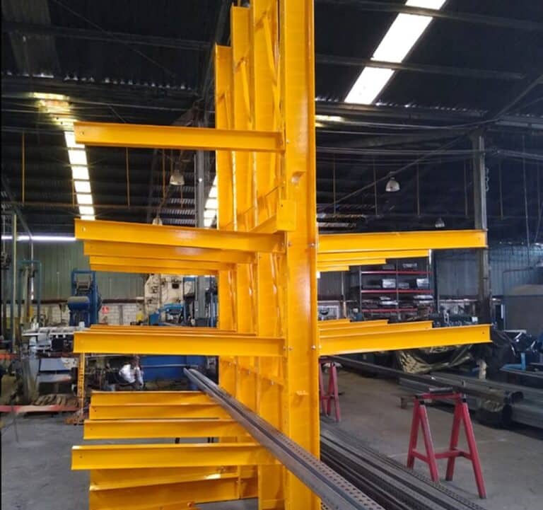 Rack cantilever para almacenar cargas largas y pesadas